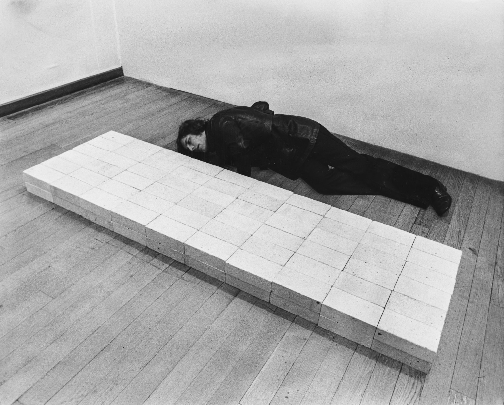 Carl Andre, the Minimalism Pioneer Who Sculpted With a Stark Line, Has Died